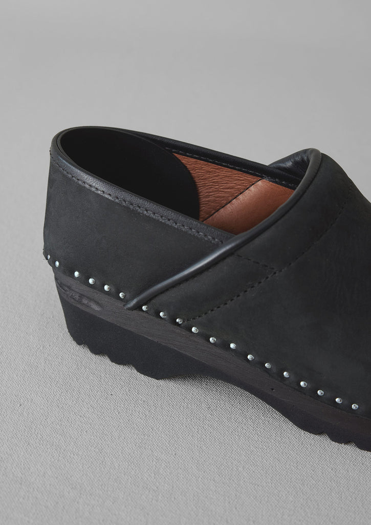 Troentorp Nubuck Closed Clogs | Black | TOAST