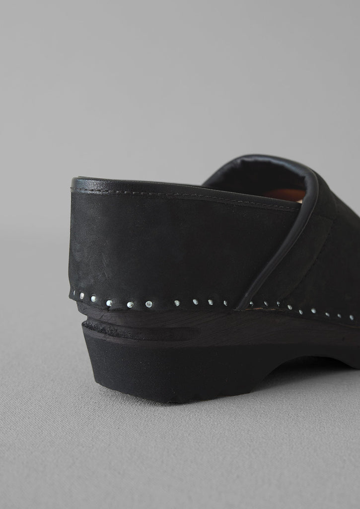 Troentorp Nubuck Closed Clogs | Black | TOAST
