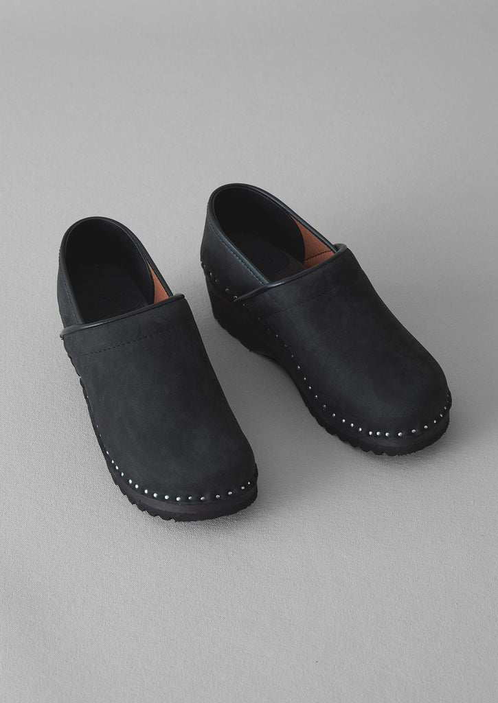 Troentorp Nubuck Closed Clogs | Black | TOAST